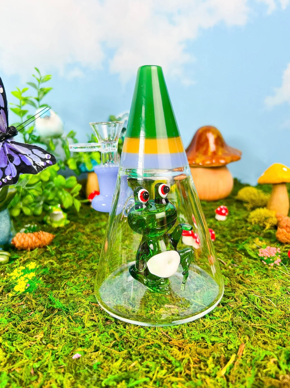 BURNING LOVE Frog Friend Bong — Happy Buds Brooklyn